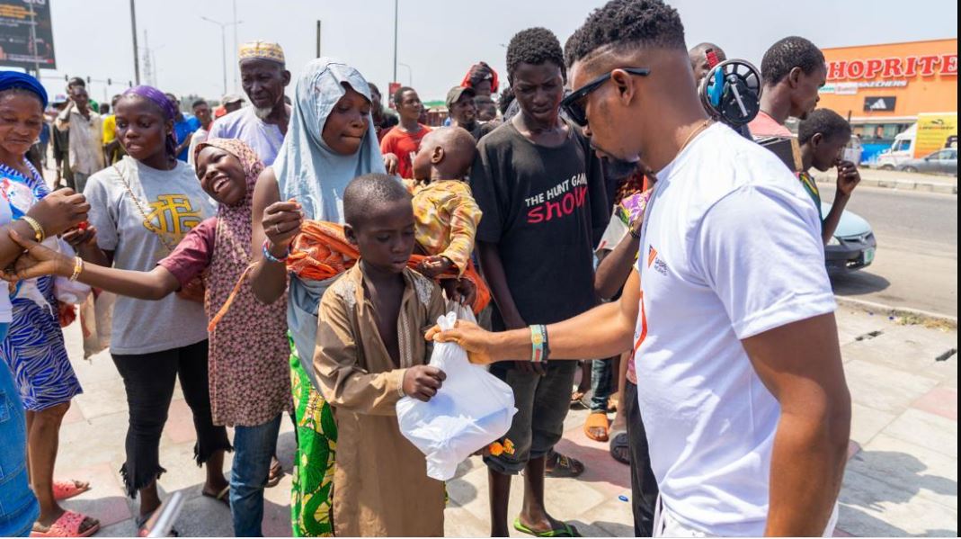 Sabreworks feeds 500 children – The Sun Nigeria