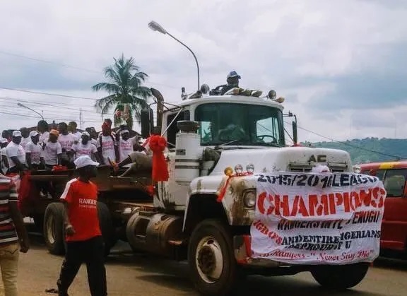Fans defy Sit-at-home order, rain to celebrate Rangers victory in Enugu ...