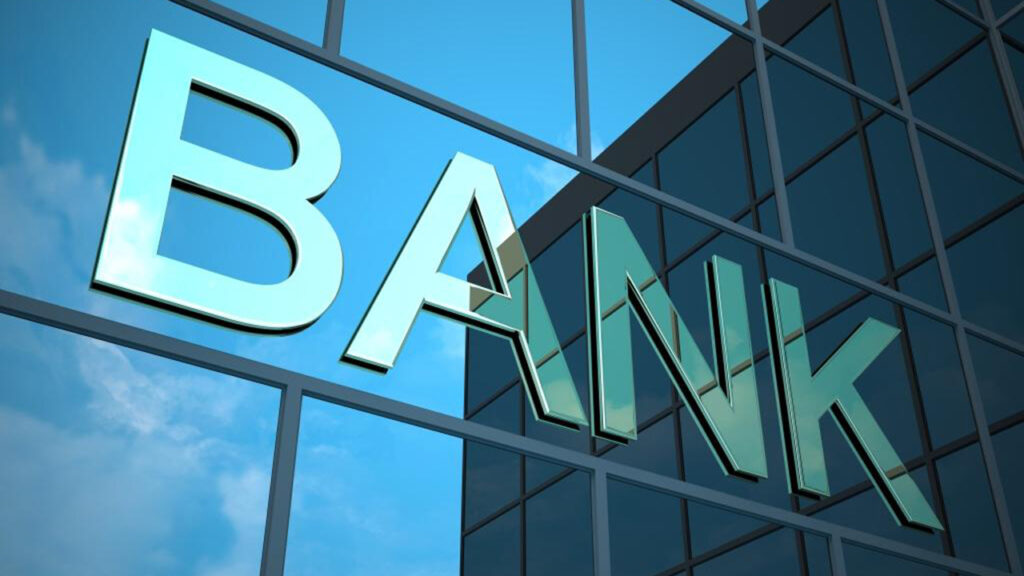 Top banks slash loans by 25% amid rising risks