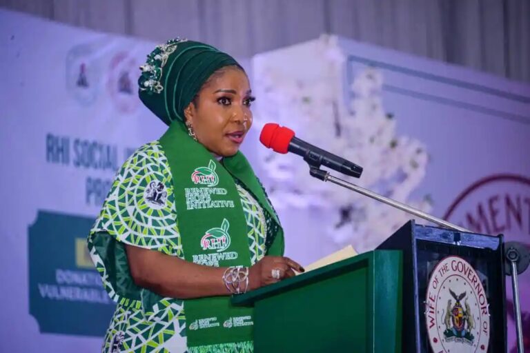 First Lady empowers 500 Abia women