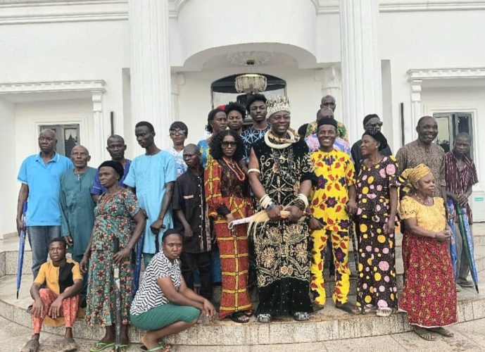 Yuletide: Igwe Asadu extends Xmas cheers to physically challenged ...