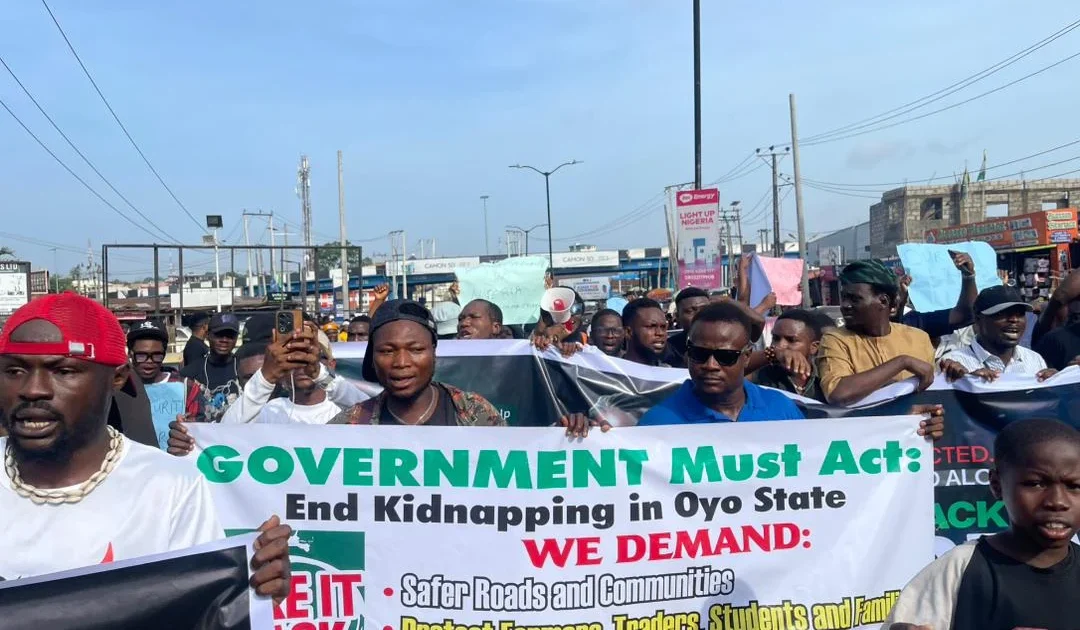Protesters storm Ogun govt secretariat over abducted Oyo schoolchildren